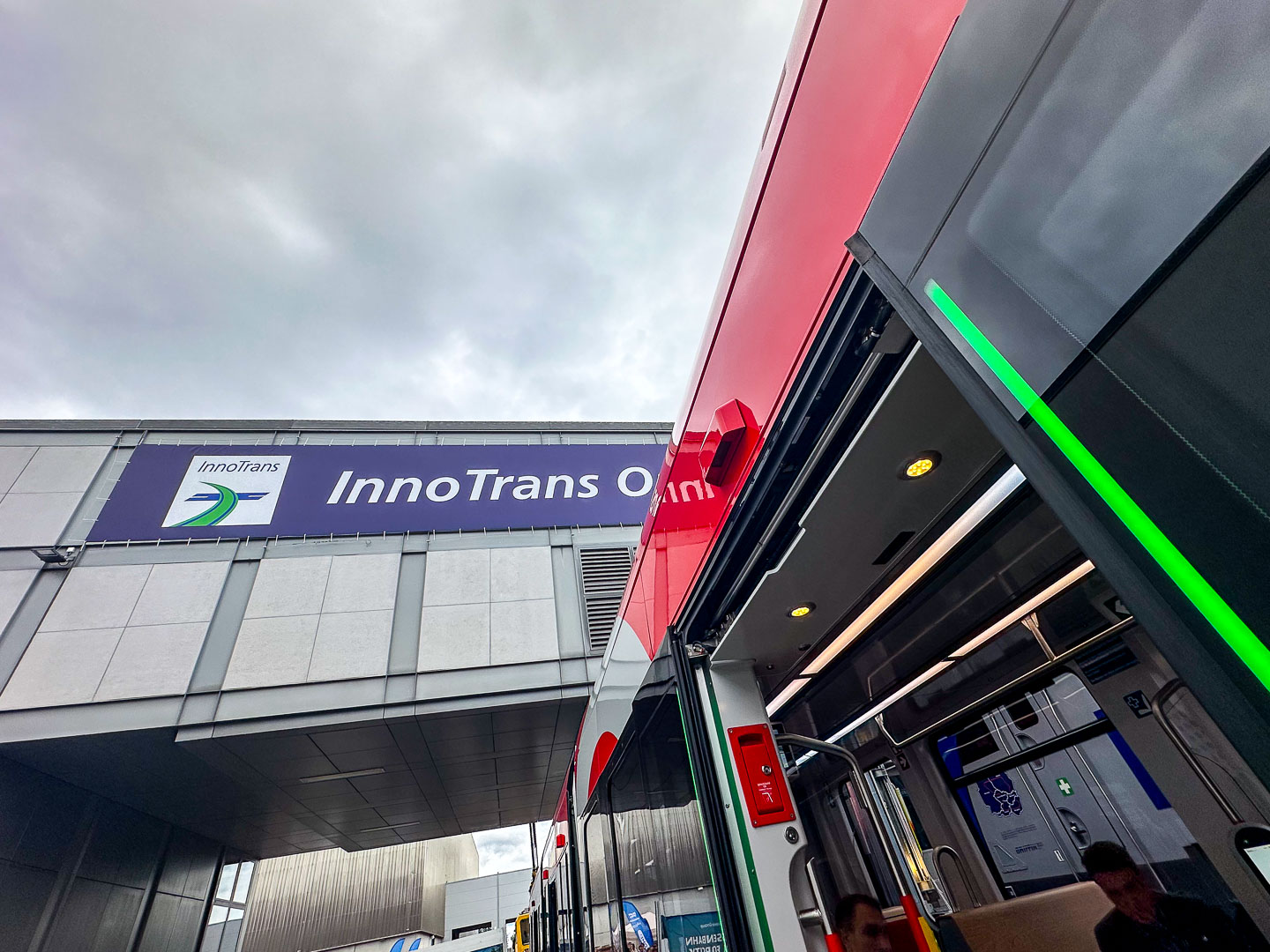 Barrier-free boarding on public transport: Innovative and hygienic with ...